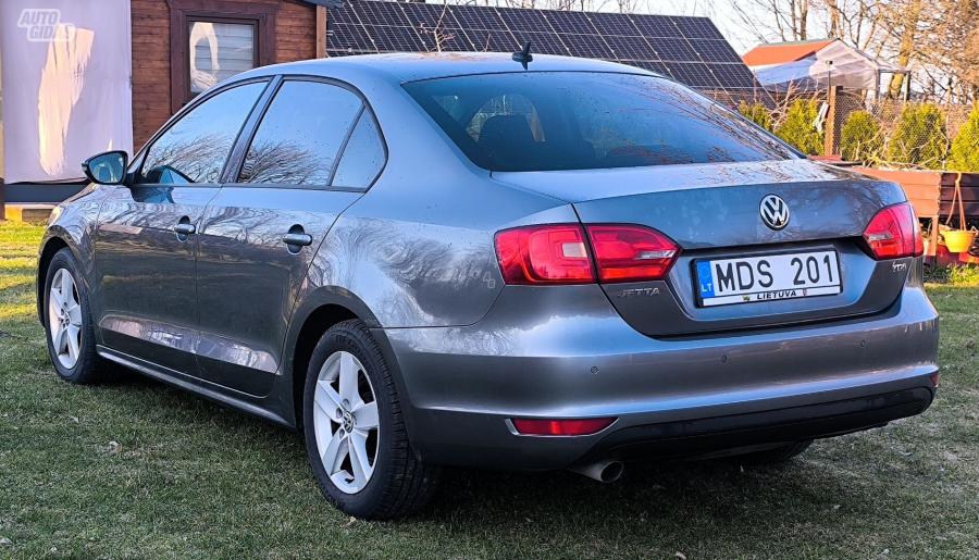 Pelēks Volkswagen Jetta 2014 Viļņa, ar dzinēja tilpumu 1.60 L un nobraukumu 256 tūkst. km par 3949 €, foto 7 vietnē AUTOMOTO.COM.LV
