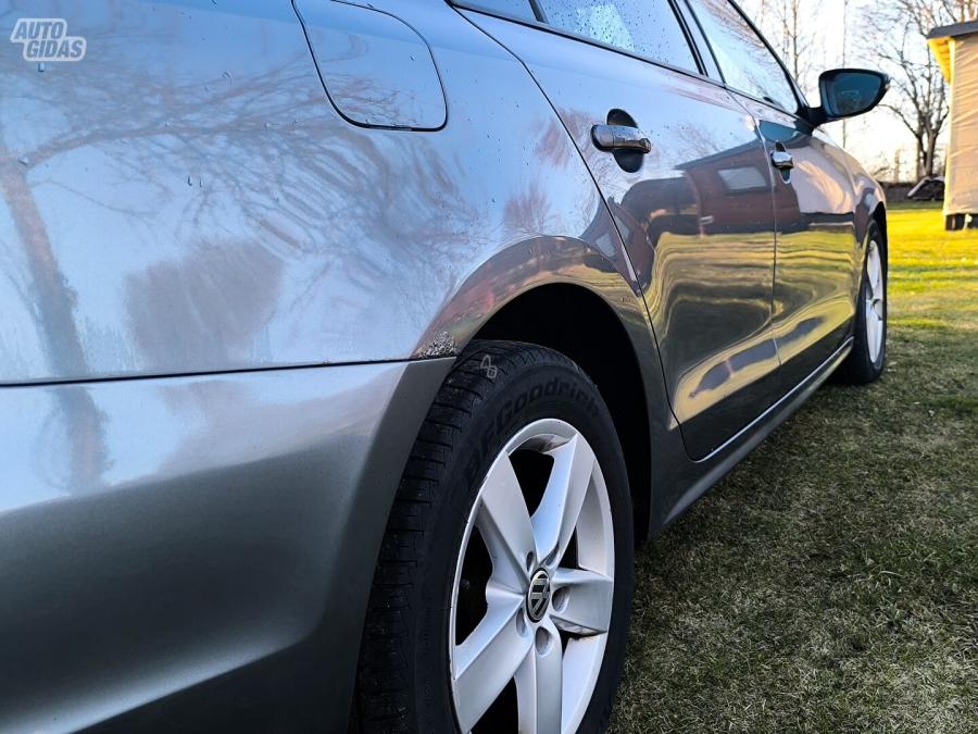 Pelēks Volkswagen Jetta 2014 Viļņa, ar dzinēja tilpumu 1.60 L un nobraukumu 256 tūkst. km par 3949 €, foto 12 vietnē AUTOMOTO.COM.LV