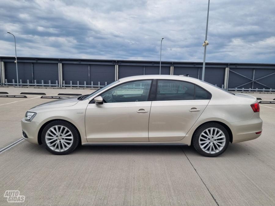 Pelēks Volkswagen Jetta 2014 Kauņa, ar dzinēja tilpumu 1.40 L un nobraukumu 330 tūkst. km par 4950 €, foto 5 vietnē AUTOMOTO.COM.LV