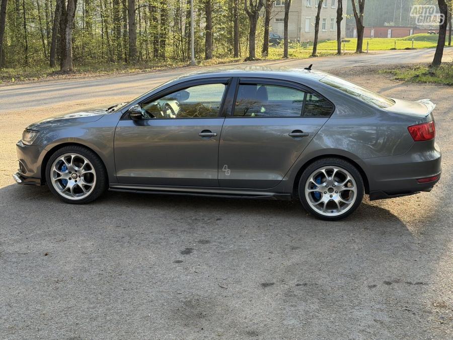 Grey Volkswagen Jetta 2014 in Vilnius, with an engine capacity of 1.60 L and mileage of 303 thousand km for 5500 €, photo 4 on AUTOMOTO.COM.LV