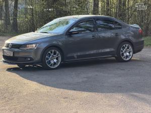 Grey Volkswagen Jetta 2014 in Vilnius, with an engine capacity of 1.60 L and mileage of 303 thousand km for 5500 €, photo 5 on AUTOMOTO.COM.LV