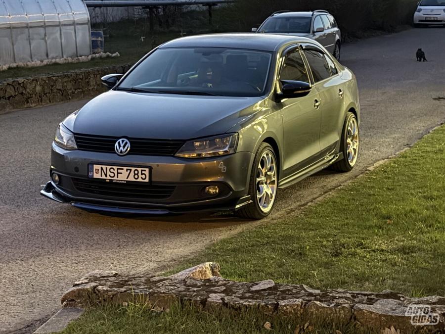 Grey Volkswagen Jetta 2014 in Vilnius, with an engine capacity of 1.60 L and mileage of 303 thousand km for 5500 €, photo 6 on AUTOMOTO.COM.LV