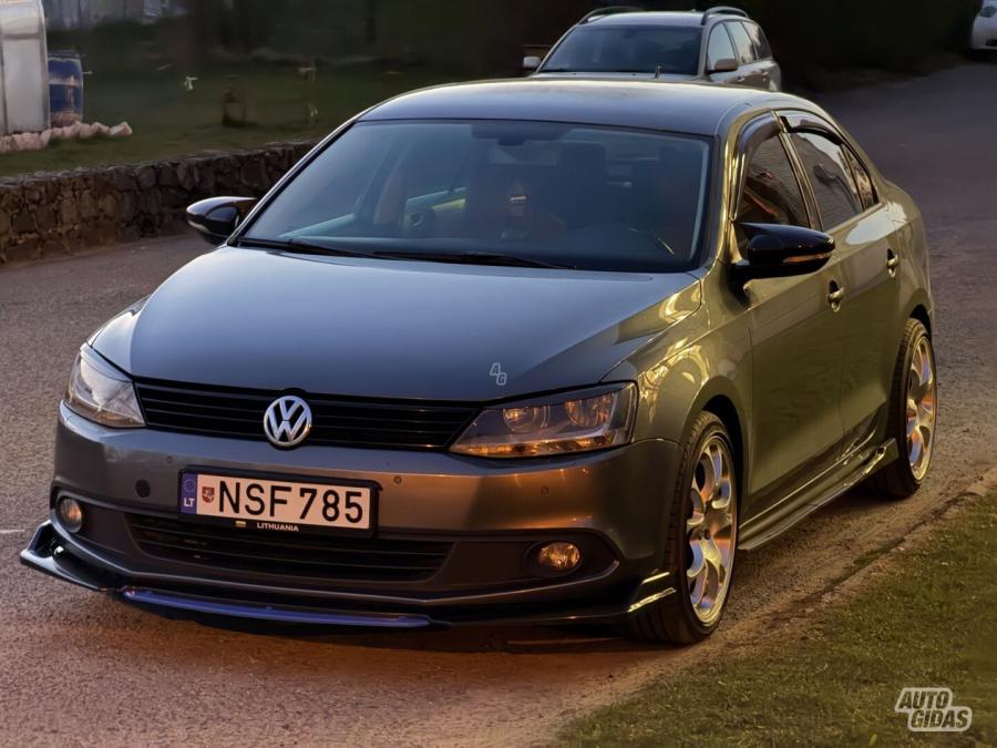 Grey Volkswagen Jetta 2014 in Vilnius, with an engine capacity of 1.60 L and mileage of 303 thousand km for 5500 €, photo 8 on AUTOMOTO.COM.LV