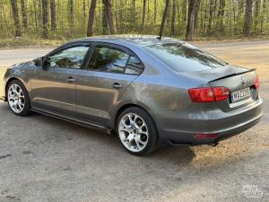 Grey Volkswagen Jetta 2014 in Vilnius, with an engine capacity of 1.60 L and mileage of 303 thousand km for 5500 €, photo 17 on AUTOMOTO.COM.LV