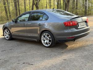 Grey Volkswagen Jetta 2014 in Vilnius, with an engine capacity of 1.60 L and mileage of 303 thousand km for 5500 €, photo 18 on AUTOMOTO.COM.LV