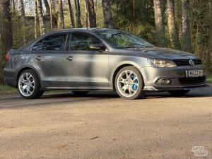 Grey Volkswagen Jetta 2014 in Vilnius, with an engine capacity of 1.60 L and mileage of 303 thousand km for 5500 €, photo 19 on AUTOMOTO.COM.LV