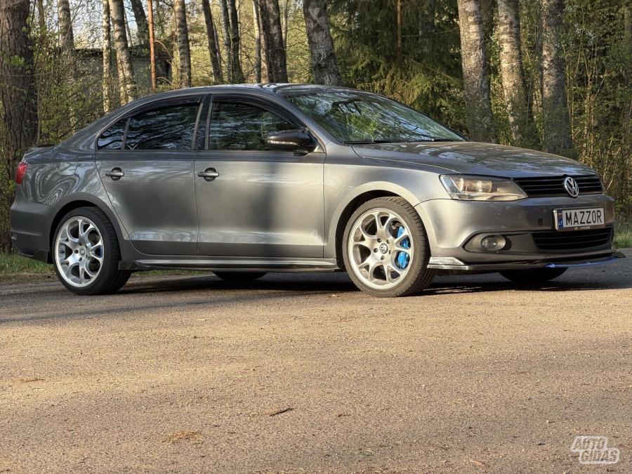 Grey Volkswagen Jetta 2014 in Vilnius, with an engine capacity of 1.60 L and mileage of 303 thousand km for 5500 €, photo 19 on AUTOMOTO.COM.LV