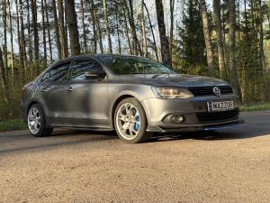 Grey Volkswagen Jetta 2014 in Vilnius, with an engine capacity of 1.60 L and mileage of 303 thousand km for 5500 €, photo 20 on AUTOMOTO.COM.LV