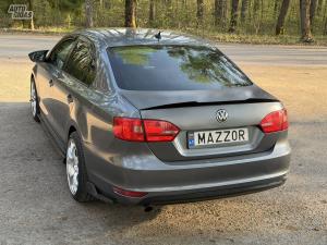 Grey Volkswagen Jetta 2014 in Vilnius, with an engine capacity of 1.60 L and mileage of 303 thousand km for 5500 €, photo 23 on AUTOMOTO.COM.LV