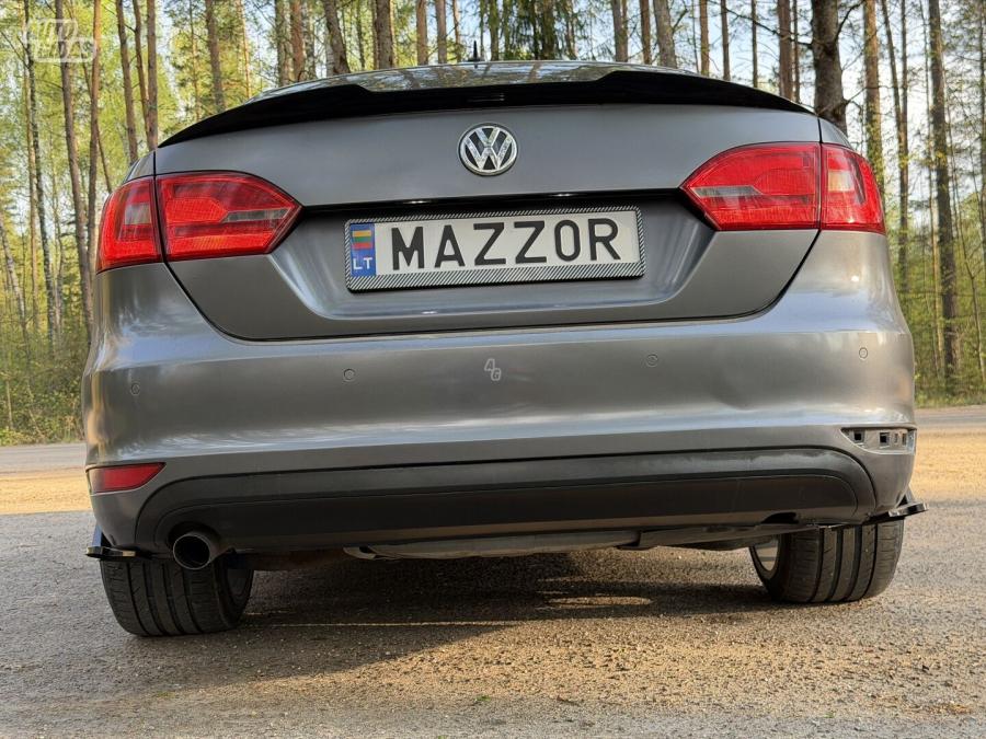 Grey Volkswagen Jetta 2014 in Vilnius, with an engine capacity of 1.60 L and mileage of 303 thousand km for 5500 €, photo 24 on AUTOMOTO.COM.LV