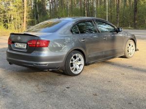 Grey Volkswagen Jetta 2014 in Vilnius, with an engine capacity of 1.60 L and mileage of 303 thousand km for 5500 €, photo 26 on AUTOMOTO.COM.LV