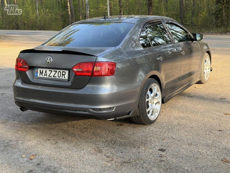 Grey Volkswagen Jetta 2014 in Vilnius, with an engine capacity of 1.60 L and mileage of 303 thousand km for 5500 €, photo 28 on AUTOMOTO.COM.LV