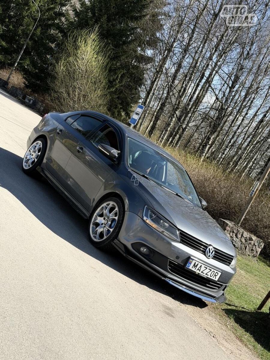 Grey Volkswagen Jetta 2014 in Vilnius, with an engine capacity of 1.60 L and mileage of 303 thousand km for 5500 €, photo 30 on AUTOMOTO.COM.LV
