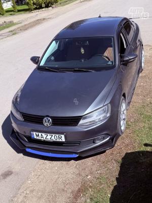 Grey Volkswagen Jetta 2014 in Vilnius, with an engine capacity of 1.60 L and mileage of 303 thousand km for 5500 €, photo 31 on AUTOMOTO.COM.LV