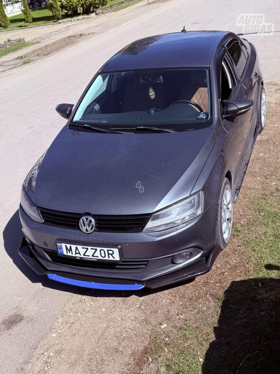 Grey Volkswagen Jetta 2014 in Vilnius, with an engine capacity of 1.60 L and mileage of 303 thousand km for 5500 €, photo 31 on AUTOMOTO.COM.LV