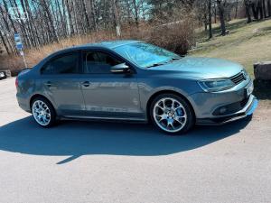 Grey Volkswagen Jetta 2014 in Vilnius, with an engine capacity of 1.60 L and mileage of 303 thousand km for 5500 €, photo 33 on AUTOMOTO.COM.LV