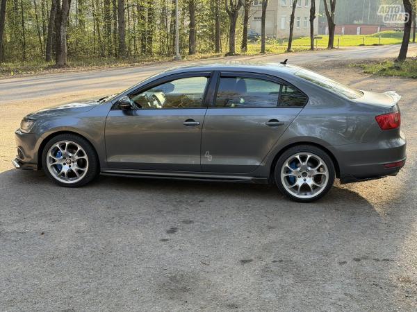 Grey Volkswagen Jetta 2014 in Vilnius, with an engine capacity of 1.60 L and mileage of 303 thousand km for 5500 €, photo 3 on AUTOMOTO.COM.LV