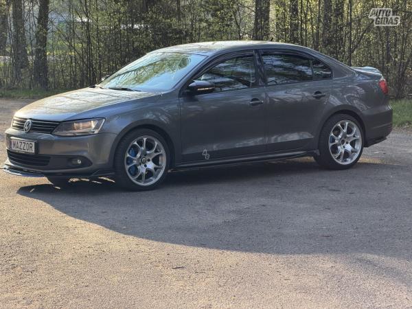 Grey Volkswagen Jetta 2014 in Vilnius, with an engine capacity of 1.60 L and mileage of 303 thousand km for 5500 €, photo 4 on AUTOMOTO.COM.LV