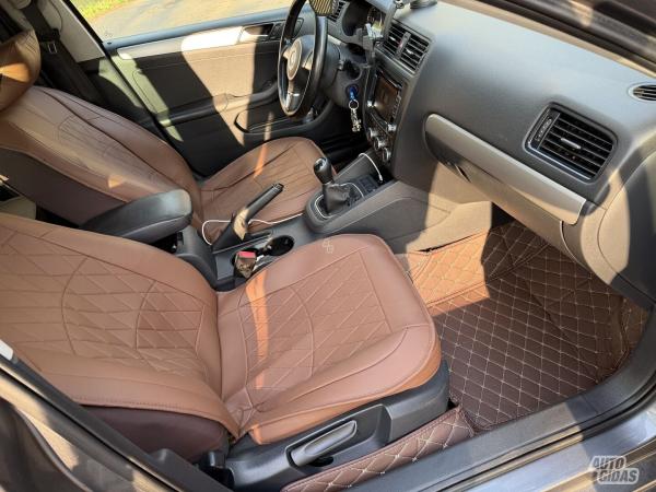 Grey Volkswagen Jetta 2014 in Vilnius, with an engine capacity of 1.60 L and mileage of 303 thousand km for 5500 €, photo 9 on AUTOMOTO.COM.LV