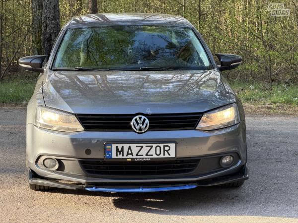 Grey Volkswagen Jetta 2014 in Vilnius, with an engine capacity of 1.60 L and mileage of 303 thousand km for 5500 €, photo 10 on AUTOMOTO.COM.LV