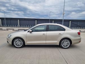 Grey Volkswagen Jetta 2014 in Kaunas, with an engine capacity of 1.40 L and mileage of 331 thousand km for 5200 €, photo 4 on AUTOMOTO.COM.LV