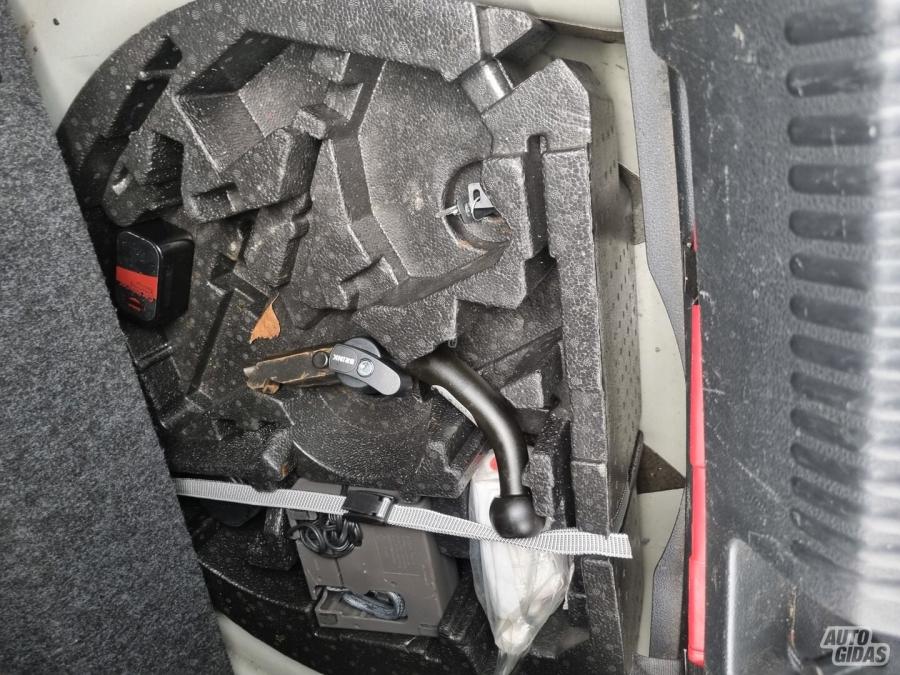 Grey Volkswagen Jetta 2014 in Kaunas, with an engine capacity of 1.40 L and mileage of 331 thousand km for 5200 €, photo 12 on AUTOMOTO.COM.LV