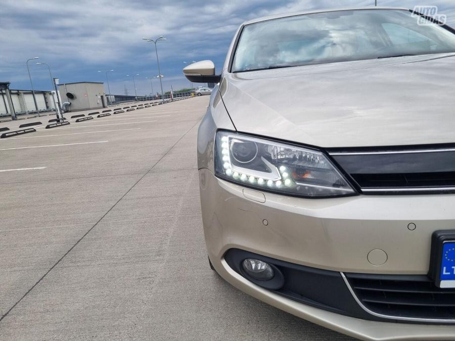 Grey Volkswagen Jetta 2014 in Kaunas, with an engine capacity of 1.40 L and mileage of 331 thousand km for 5100 €, photo 8 on AUTOMOTO.COM.LV