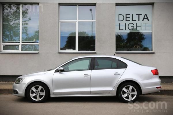 Pelēks Volkswagen Jetta 2014 Rīga, ar dzinēja tilpumu 1.40 L un nobraukumu 265 tūkst. km par 4995 €, foto 2 vietnē AUTOMOTO.COM.LV
