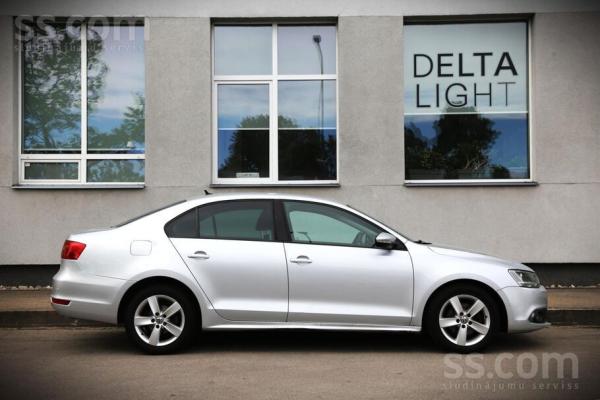 Pelēks Volkswagen Jetta 2014 Rīga, ar dzinēja tilpumu 1.40 L un nobraukumu 265 tūkst. km par 4995 €, foto 3 vietnē AUTOMOTO.COM.LV