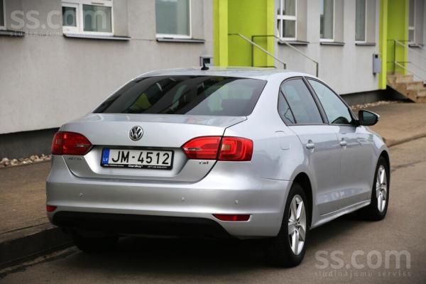 Pelēks Volkswagen Jetta 2014 Rīga, ar dzinēja tilpumu 1.40 L un nobraukumu 265 tūkst. km par 4995 €, foto 5 vietnē AUTOMOTO.COM.LV