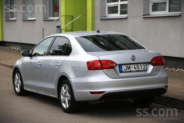 Pelēks Volkswagen Jetta 2014 Rīga, ar dzinēja tilpumu 1.40 L un nobraukumu 265 tūkst. km par 4995 €, foto 6 vietnē AUTOMOTO.COM.LV
