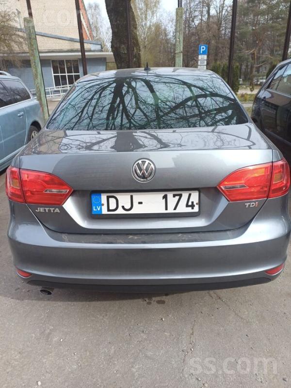 Pelēks Volkswagen Jetta 2014 Rīga, ar dzinēja tilpumu 1.60 L un nobraukumu 137 tūkst. km par 5000 €, foto 1 vietnē AUTOMOTO.COM.LV