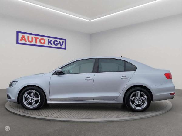 Grey Volkswagen Jetta 2014 in Vilnius, with an engine capacity of 1.60 L and mileage of 377 thousand km for 4499 €, photo 2 on AUTOMOTO.COM.LV