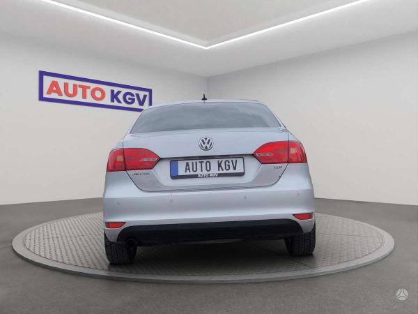 Grey Volkswagen Jetta 2014 in Vilnius, with an engine capacity of 1.60 L and mileage of 377 thousand km for 4499 €, photo 4 on AUTOMOTO.COM.LV
