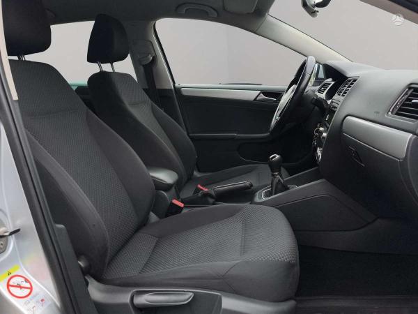 Grey Volkswagen Jetta 2014 in Vilnius, with an engine capacity of 1.60 L and mileage of 377 thousand km for 4499 €, photo 8 on AUTOMOTO.COM.LV