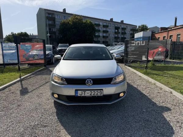 Pelēks Volkswagen Jetta 2014 Ventspils, ar dzinēja tilpumu 1.40 L un nobraukumu 112 tūkst. km par 5300 €, foto 2 vietnē AUTOMOTO.COM.LV