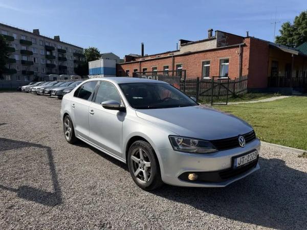 Pelēks Volkswagen Jetta 2014 Ventspils, ar dzinēja tilpumu 1.40 L un nobraukumu 112 tūkst. km par 5300 €, foto 3 vietnē AUTOMOTO.COM.LV