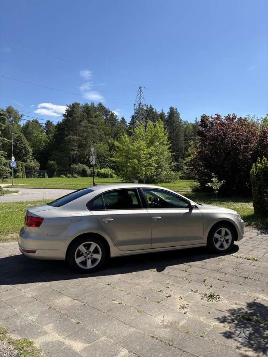 Grey Volkswagen Jetta 2014 in Vilnius, with an engine capacity of 1.20 L and mileage of 177 thousand km for 5500 €, photo 1 on AUTOMOTO.COM.LV