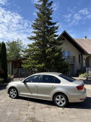 Grey Volkswagen Jetta 2014 in Vilnius, with an engine capacity of 1.20 L and mileage of 177 thousand km for 5500 €, photo 3 on AUTOMOTO.COM.LV