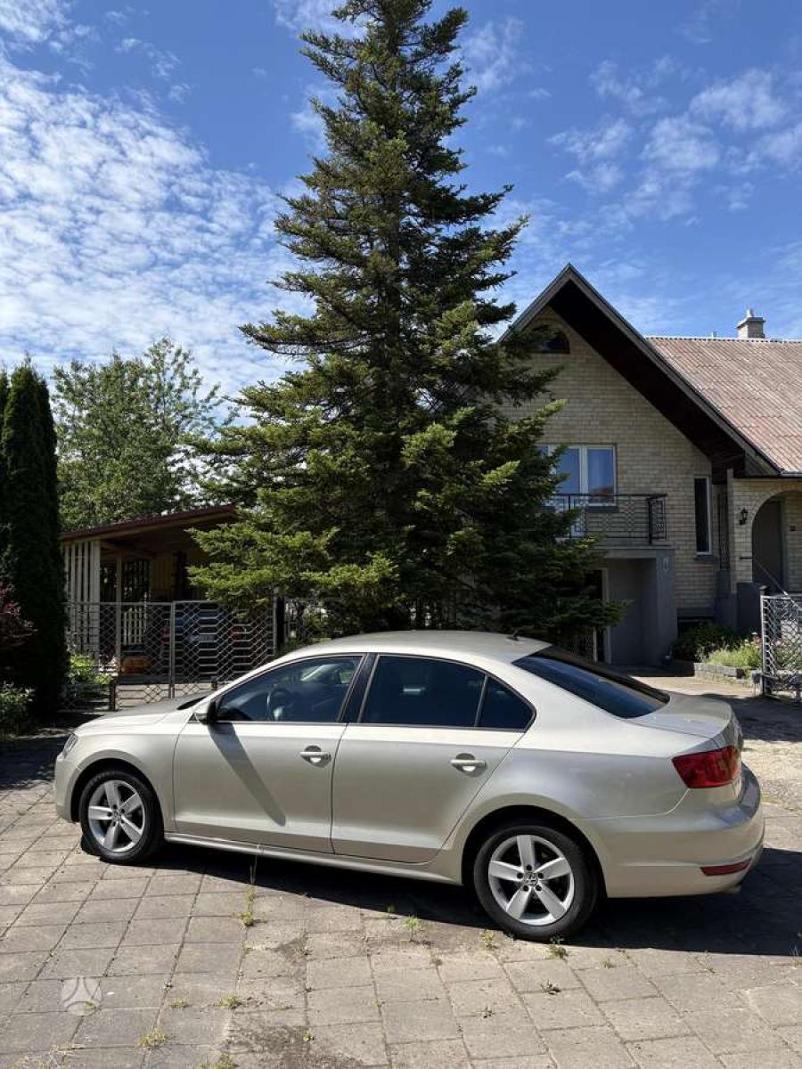 Grey Volkswagen Jetta 2014 in Vilnius, with an engine capacity of 1.20 L and mileage of 177 thousand km for 5500 €, photo 3 on AUTOMOTO.COM.LV