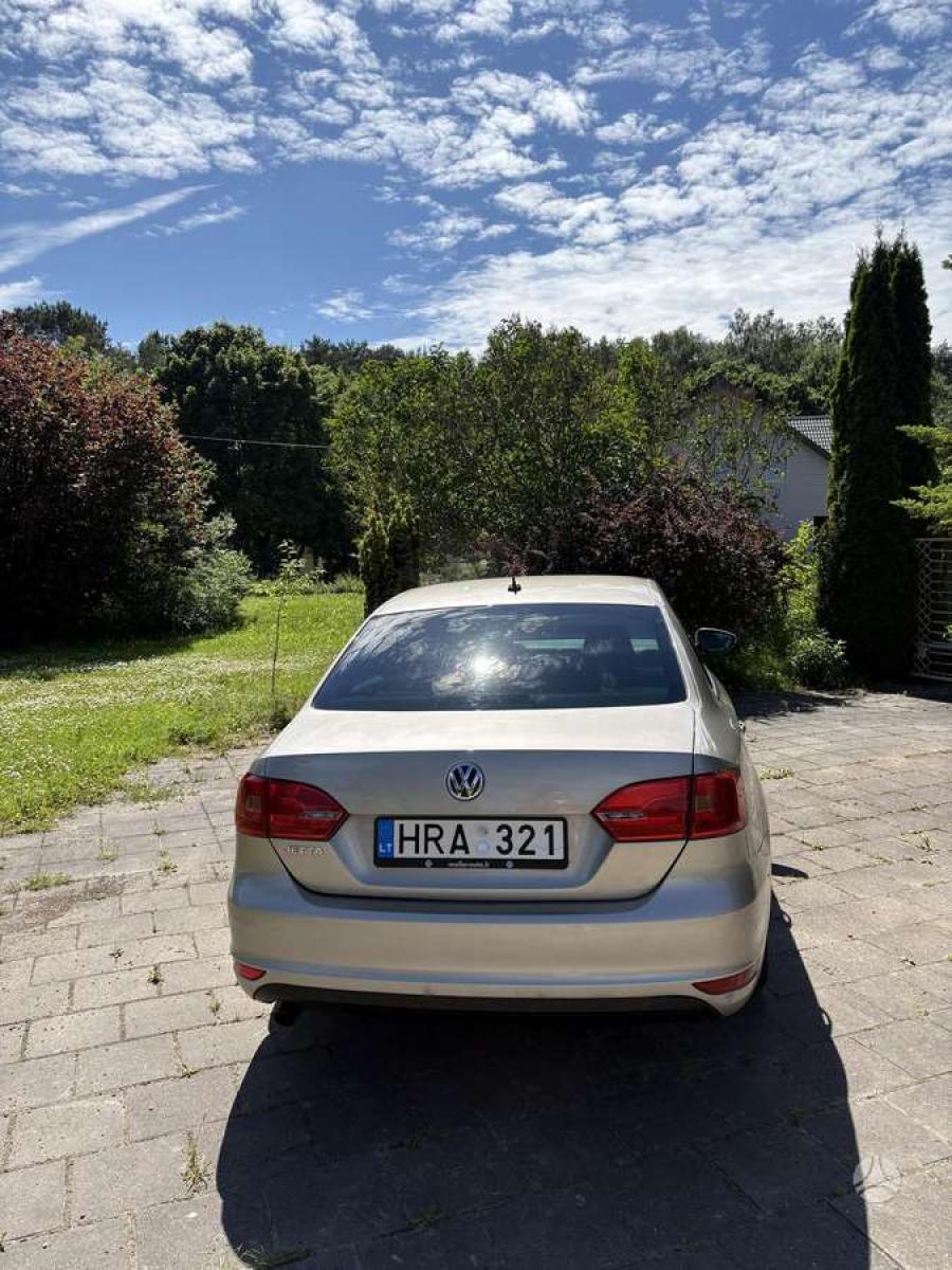 Grey Volkswagen Jetta 2014 in Vilnius, with an engine capacity of 1.20 L and mileage of 177 thousand km for 5500 €, photo 4 on AUTOMOTO.COM.LV