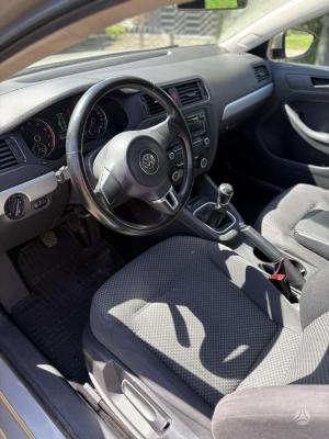 Grey Volkswagen Jetta 2014 in Vilnius, with an engine capacity of 1.20 L and mileage of 177 thousand km for 5500 €, photo 5 on AUTOMOTO.COM.LV