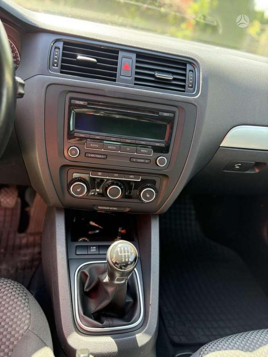 Grey Volkswagen Jetta 2014 in Vilnius, with an engine capacity of 1.20 L and mileage of 177 thousand km for 5500 €, photo 6 on AUTOMOTO.COM.LV