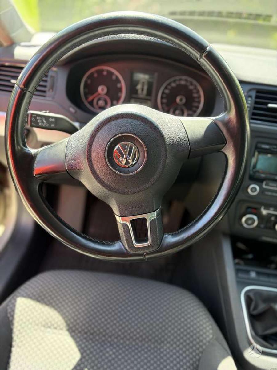 Grey Volkswagen Jetta 2014 in Vilnius, with an engine capacity of 1.20 L and mileage of 177 thousand km for 5500 €, photo 7 on AUTOMOTO.COM.LV