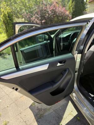 Grey Volkswagen Jetta 2014 in Vilnius, with an engine capacity of 1.20 L and mileage of 177 thousand km for 5500 €, photo 11 on AUTOMOTO.COM.LV