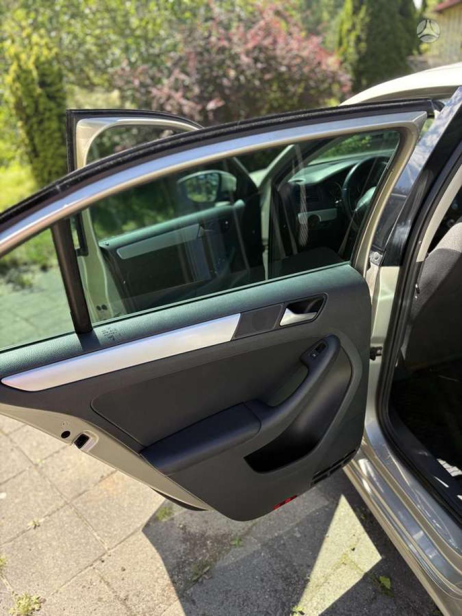 Grey Volkswagen Jetta 2014 in Vilnius, with an engine capacity of 1.20 L and mileage of 177 thousand km for 5500 €, photo 11 on AUTOMOTO.COM.LV