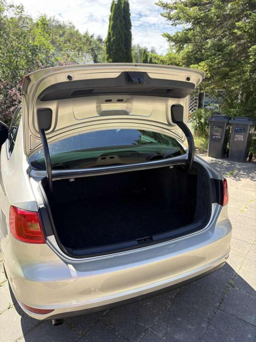 Grey Volkswagen Jetta 2014 in Vilnius, with an engine capacity of 1.20 L and mileage of 177 thousand km for 5500 €, photo 12 on AUTOMOTO.COM.LV