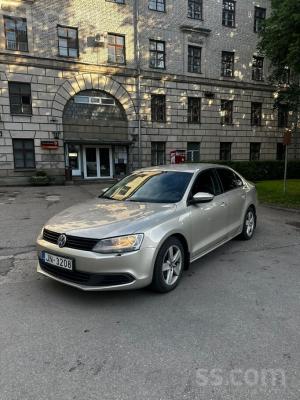 Grey Volkswagen Jetta 2014 in Riga, with an engine capacity of 1.60 L and mileage of 234 thousand km for 3000 €, photo  on AUTOMOTO.COM.LV