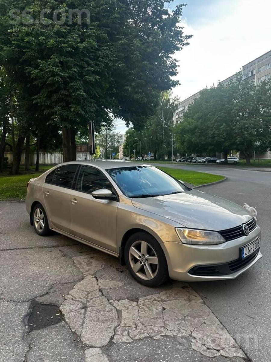 Pelēks Volkswagen Jetta 2014 Rīga, ar dzinēja tilpumu 1.60 L un nobraukumu 234 tūkst. km par 3000 €, foto 3 vietnē AUTOMOTO.COM.LV