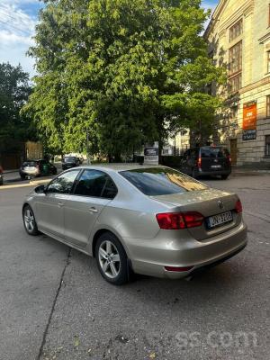 Pelēks Volkswagen Jetta 2014 Rīga, ar dzinēja tilpumu 1.60 L un nobraukumu 234 tūkst. km par 3000 €, foto 5 vietnē AUTOMOTO.COM.LV